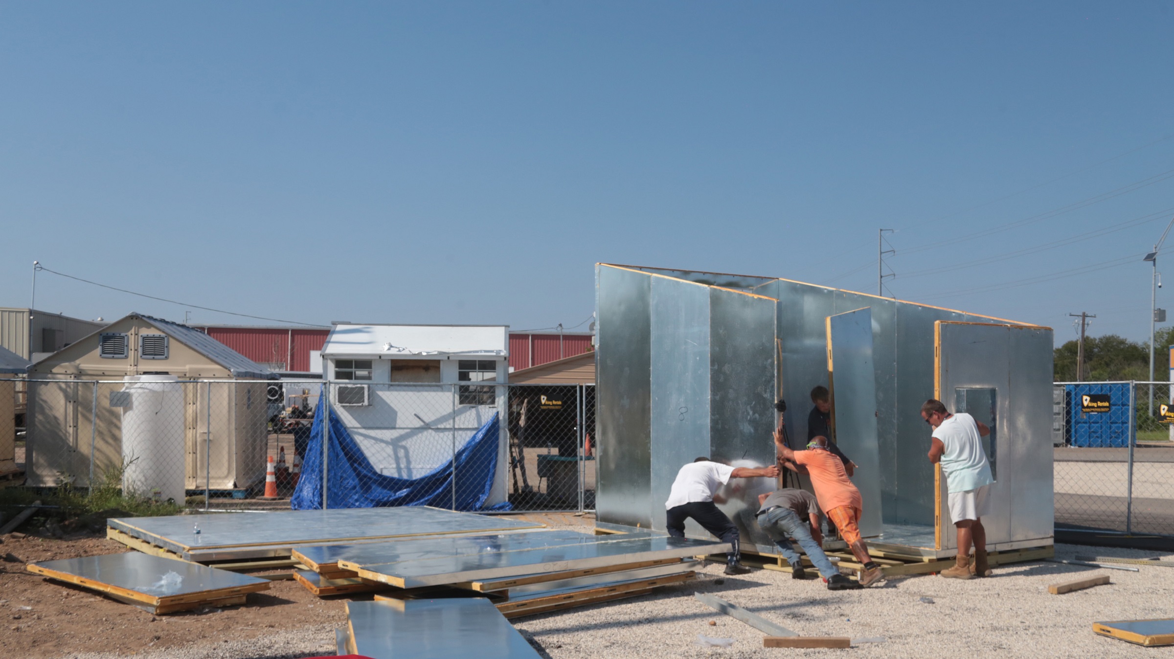 PLUGIN HOUSES FOR THE UNHOUSED / People's Architecture Office